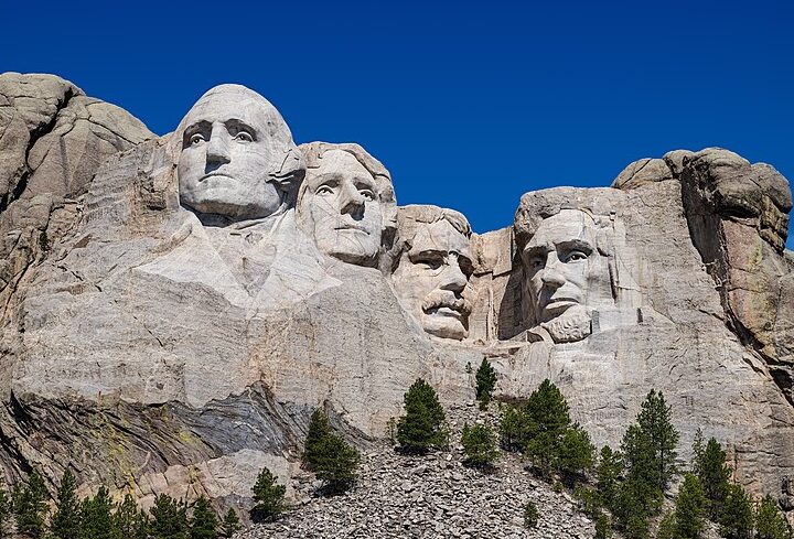 ¿Quiénes son los cuatro presidentes representados en el Monte Rushmore?