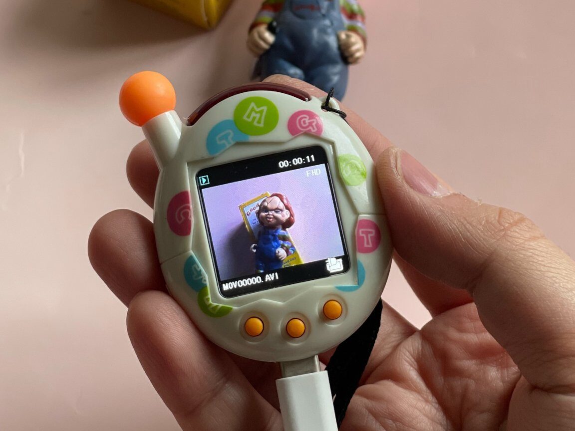 Modder convierte un tamagotchi en una mini cámara portátil